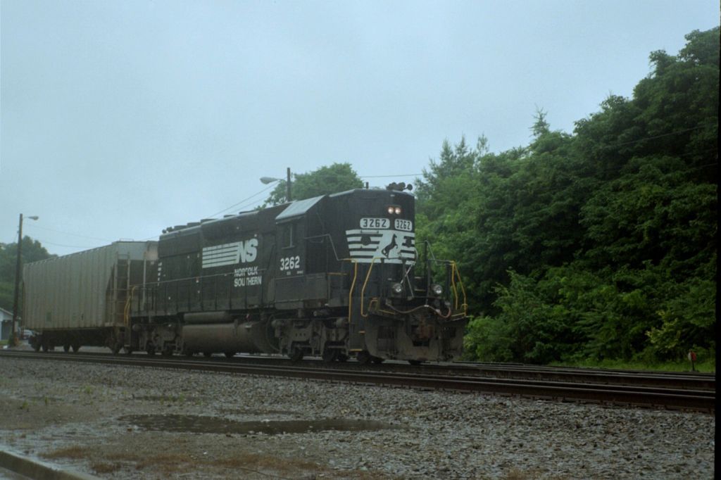 NS 3262 switches in the rain in Dundee Yard